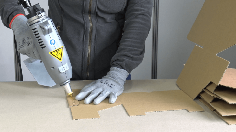 Packing with professional glue guns - REKA Klebetechnik